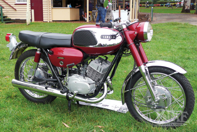 Yamaha RD400C: Race bred roadster - Old Bike Australasia